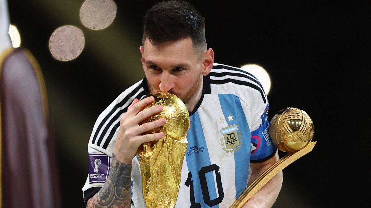 El beso de Lionel Messi la Copa del Mundo | Radio Bicentenario - FM 103 ...