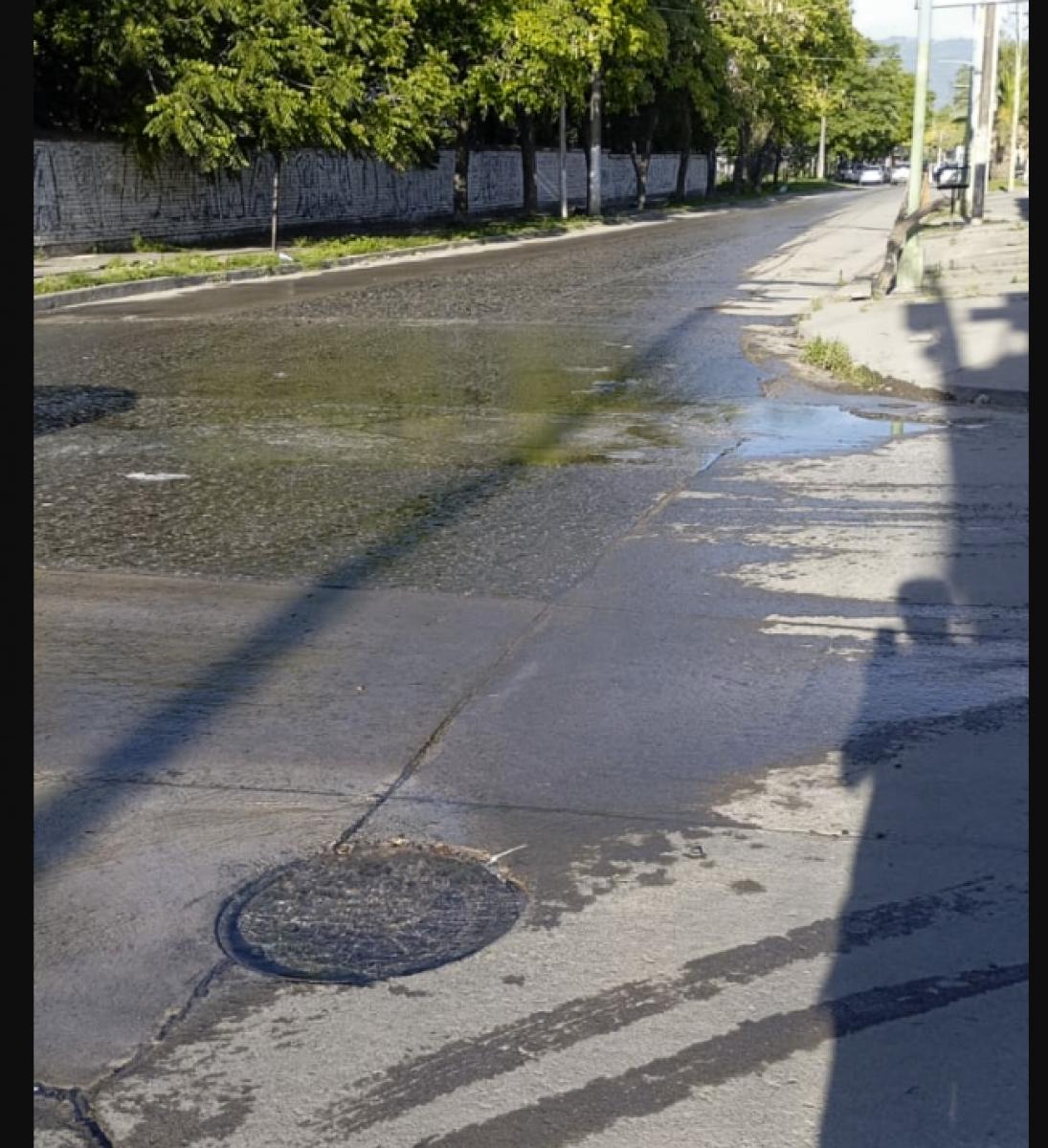Vecinos de Italia al 3050 denuncian pérdida de agua potable y derrame ...